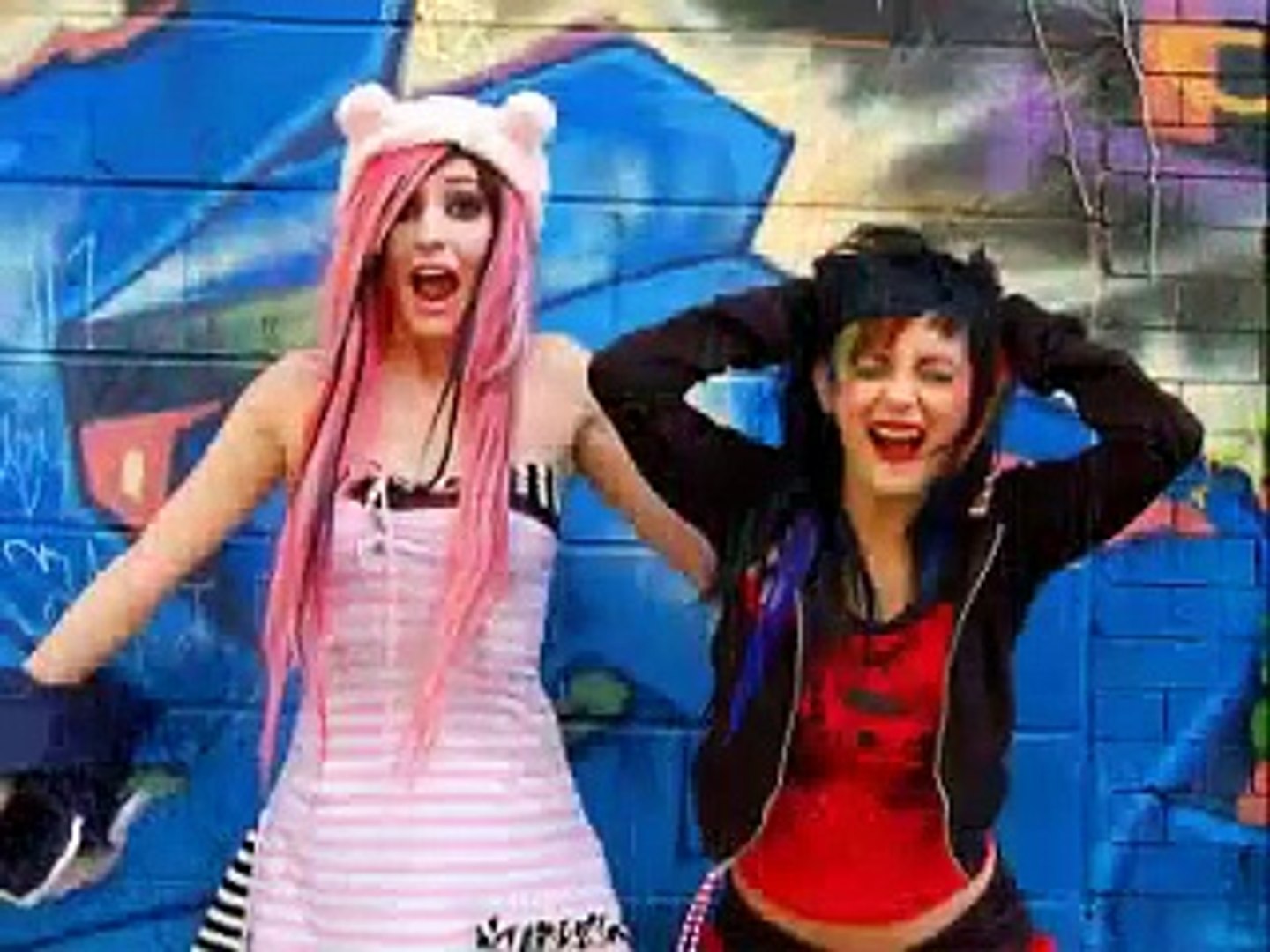 Audrey Kitching And Hanna Beth