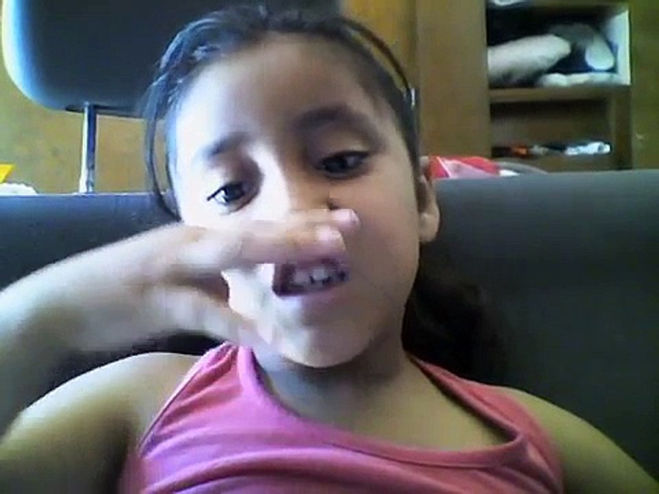 Niña Que Pone La Web Cam Y No Sabe Que Esta Siendo Grabada Video