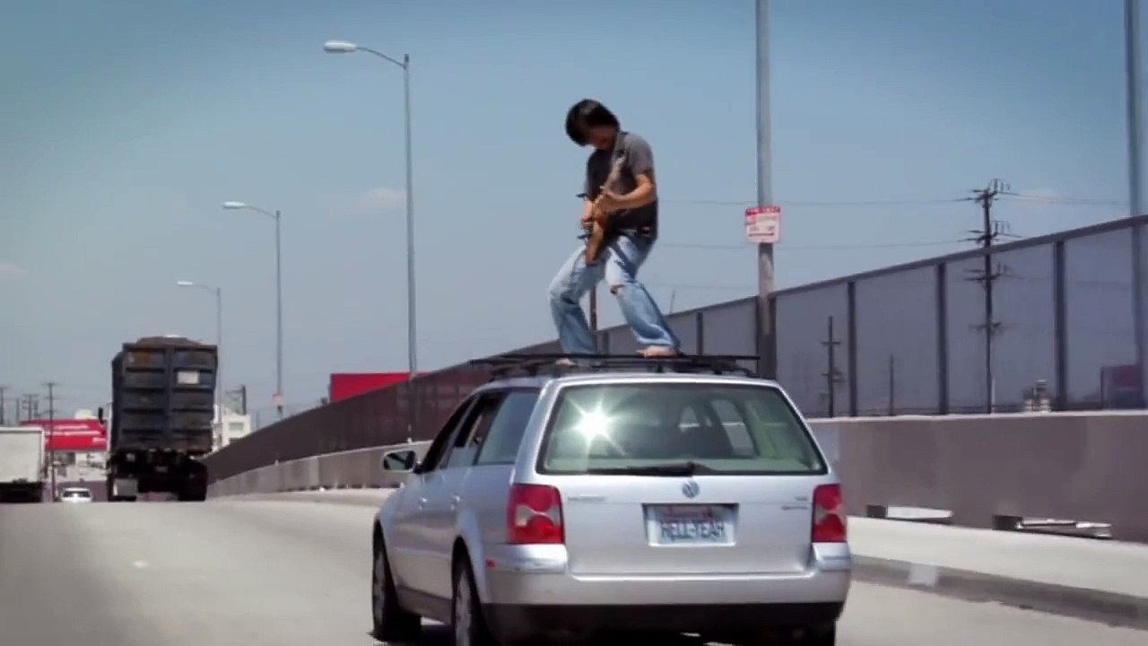 Rocking Out On a Moving Car - Vidéo Dailymotion