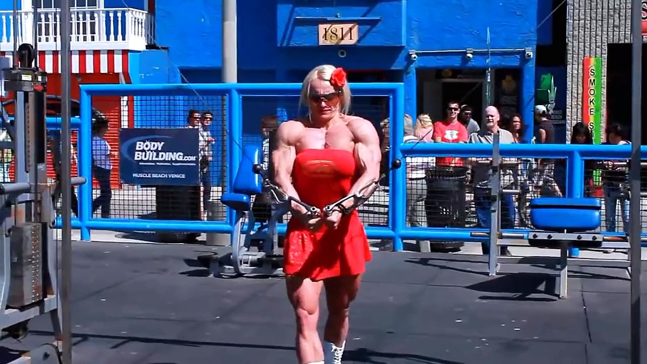 Massive Female Bodybuilder hard gym workout at Muscle Beach - video ...