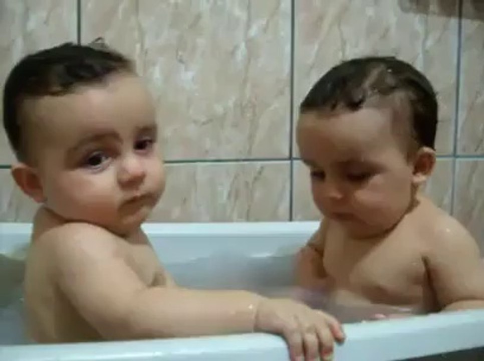 Twins Brothers Enjoying Bath Time - Video Dailymotion - video Dailymotion