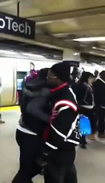 NYC Subway fight at Jay St-Metro Tech - video Dailymotion