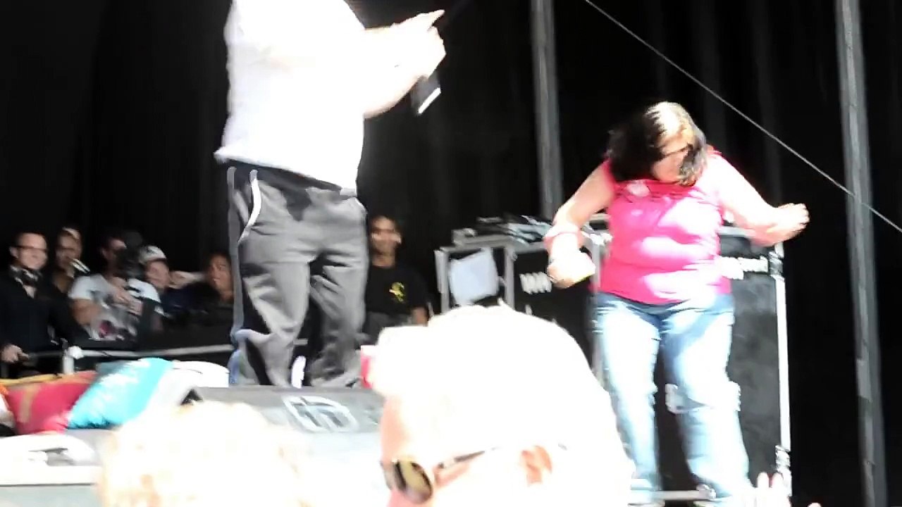 Zanger Rinus & Romana - Met Romana op de scooter LIVE @ MeerLive ...