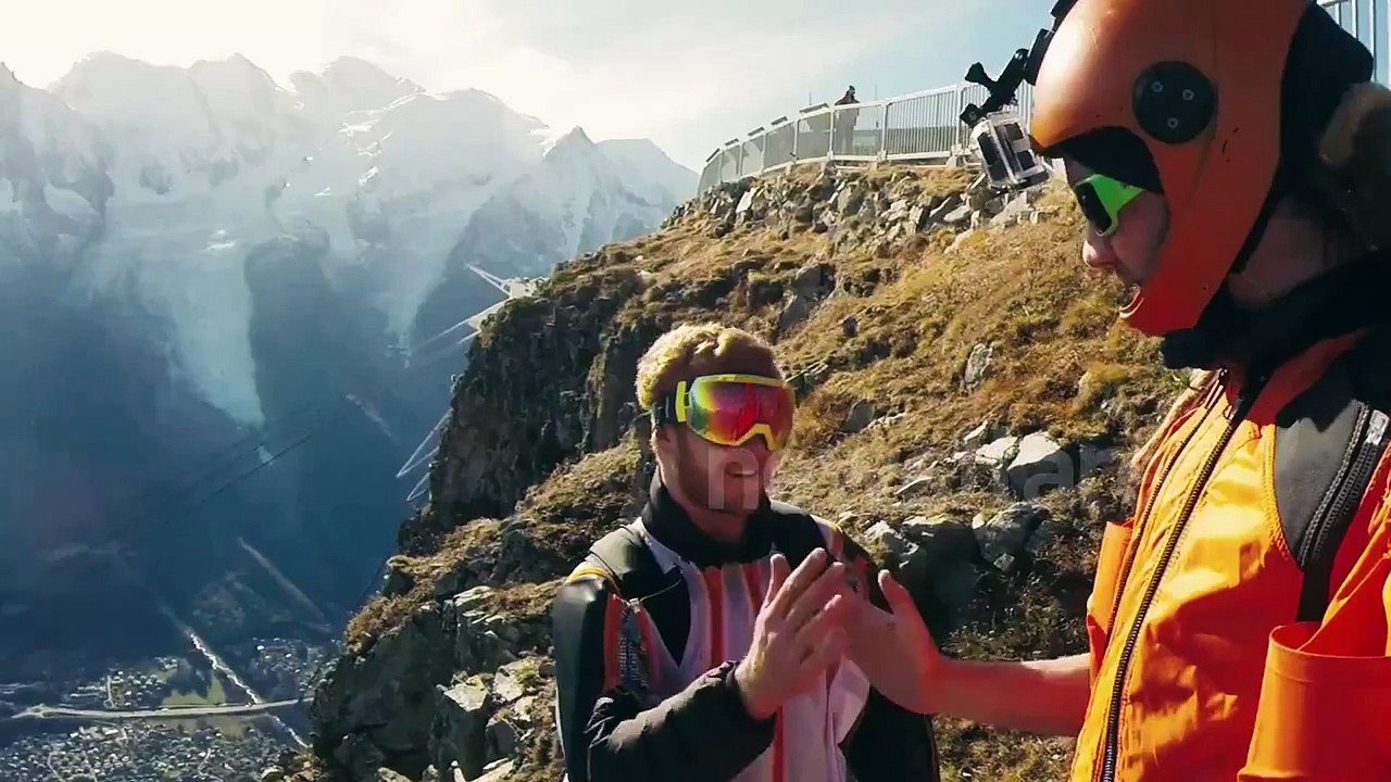 Wingsuit flyer's amazing high-five stunt - video Dailymotion