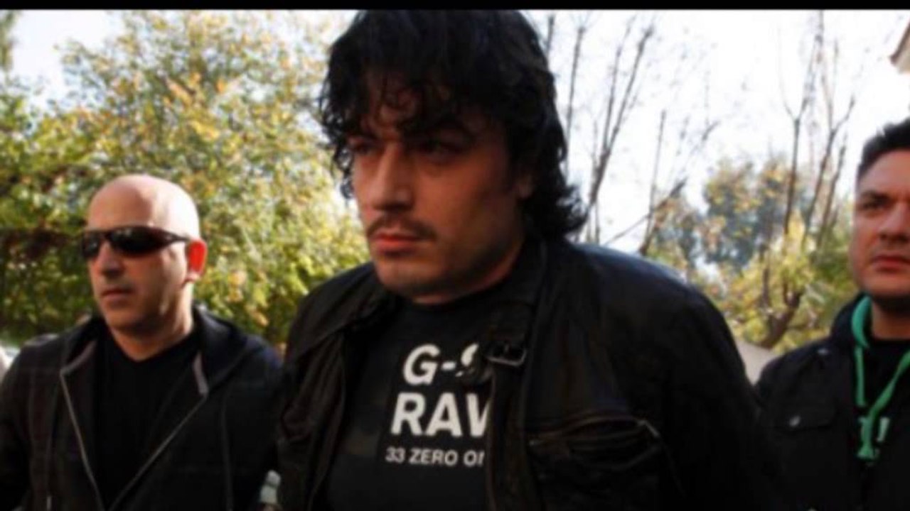 Greqi, Alket Rizai merr peng 6 persona ne burg - video Dailymotion