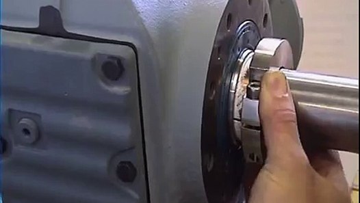 Montage d'un réducteur SEW-Eurodrive à arbre creux avec liaison Torqloc ...