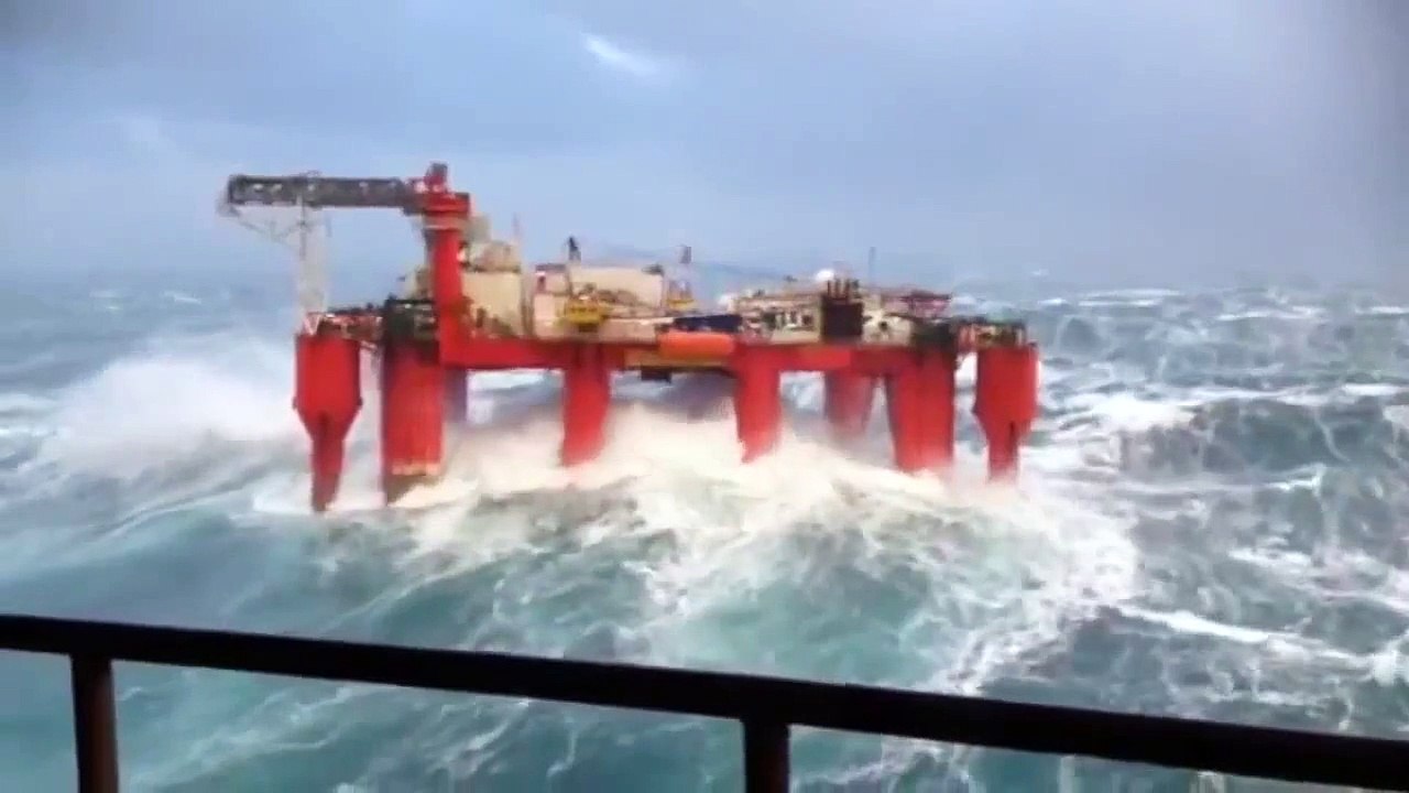 OIL PLATFORM / OFFSHORE DRILL INCREDIBLE WAVES North Sea - video ...