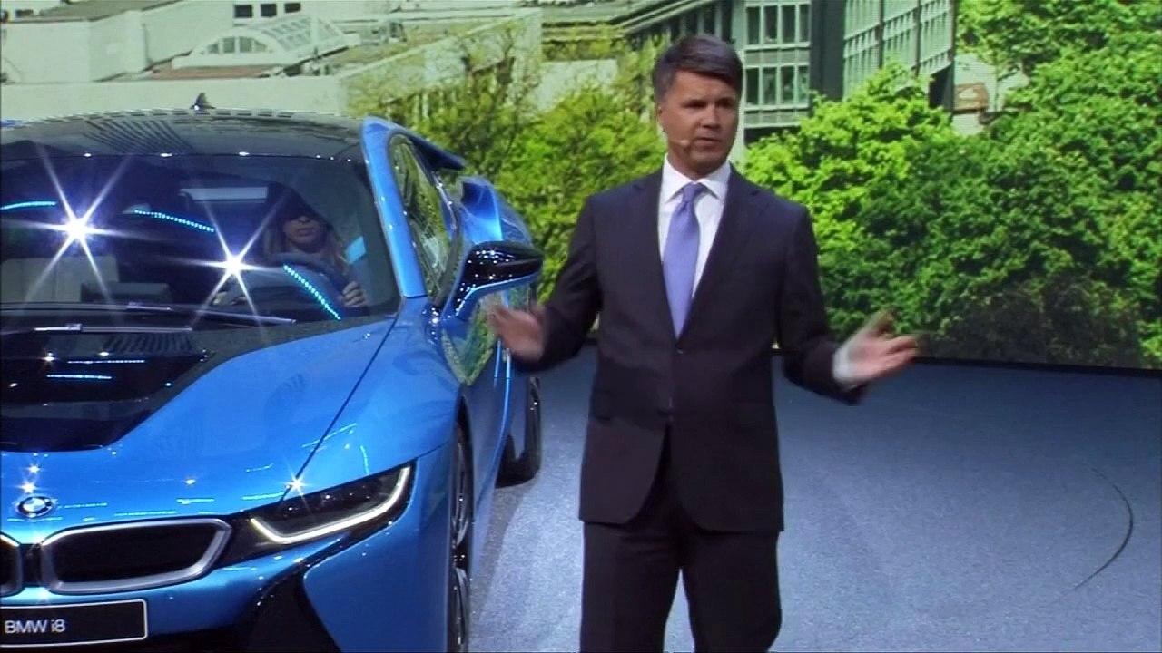 BMW CEO collapses on stage - video Dailymotion