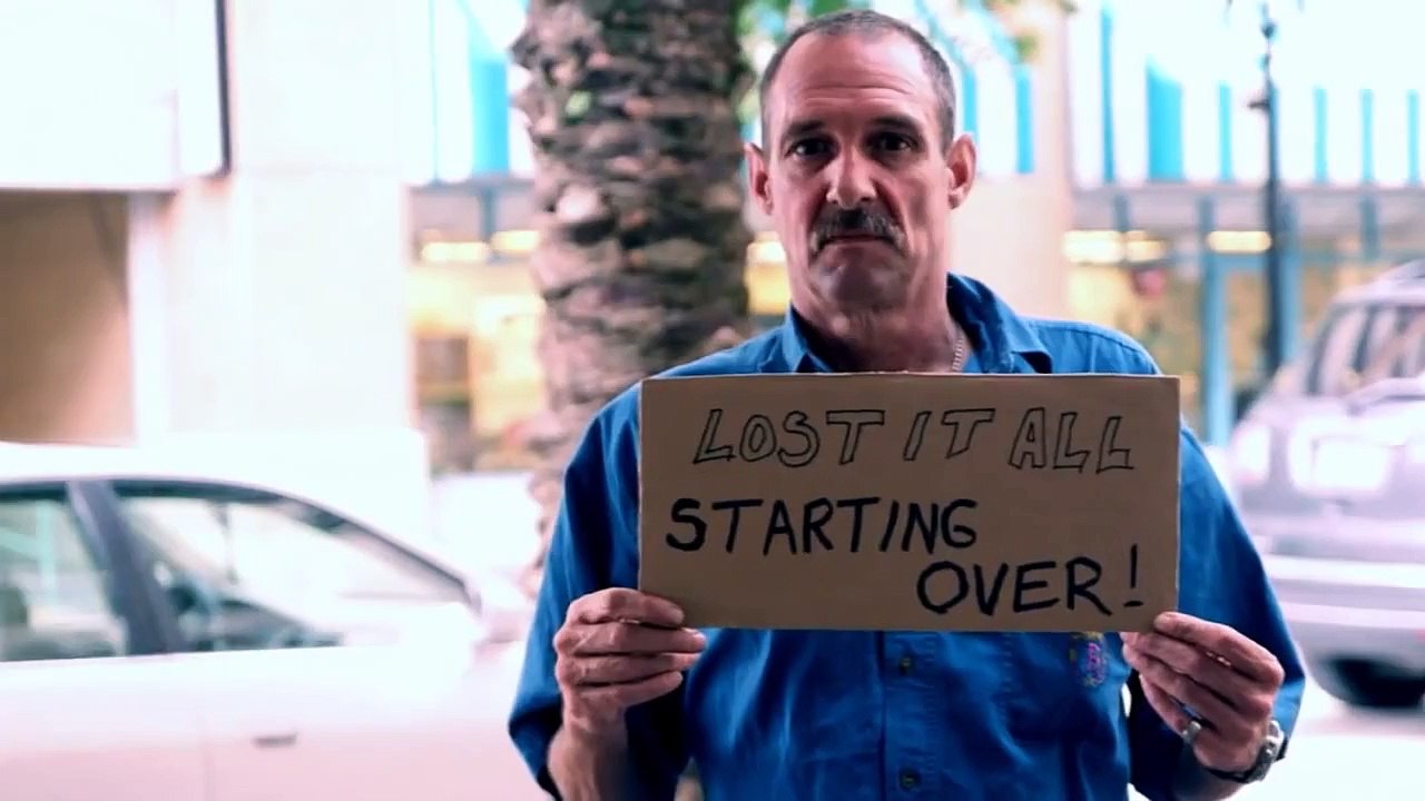 Des SDF racontent leur histoire sur un bout de carton - Vidéo Dailymotion