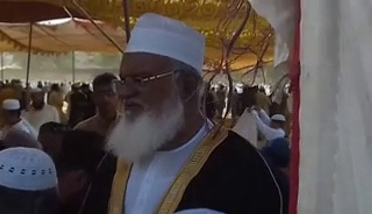 Mufti Rafi Usmani Sb meeting peoples after Namaz-e-Eid ul Azha in Darul ...