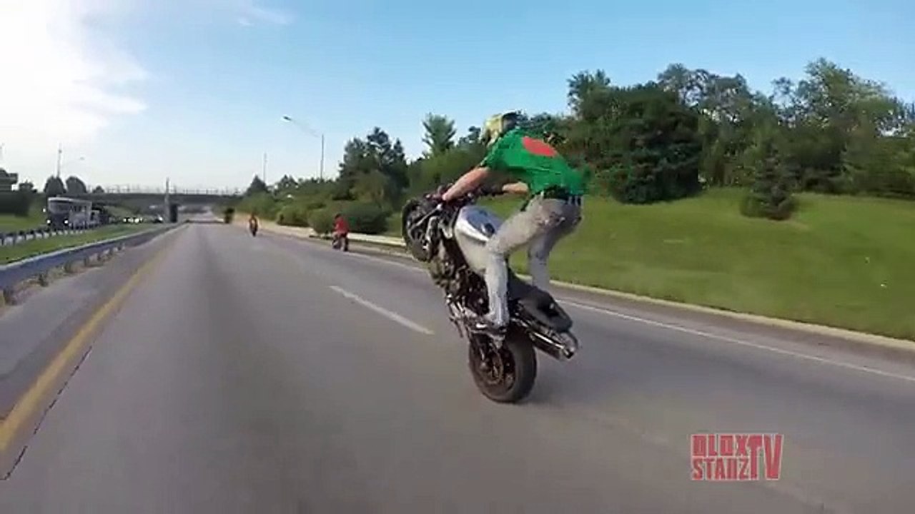 Street Bike POLICE CHASE Motorcycle Stunts Running From The COPS MOM ...