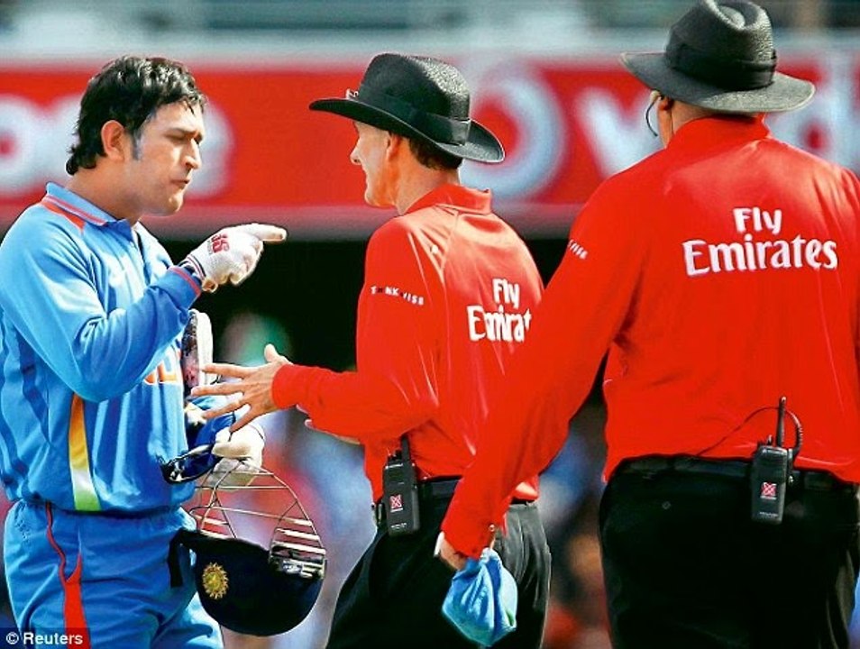 Mahendra singh Dhoni fight with Third Umpire Wrong Decision - video ...