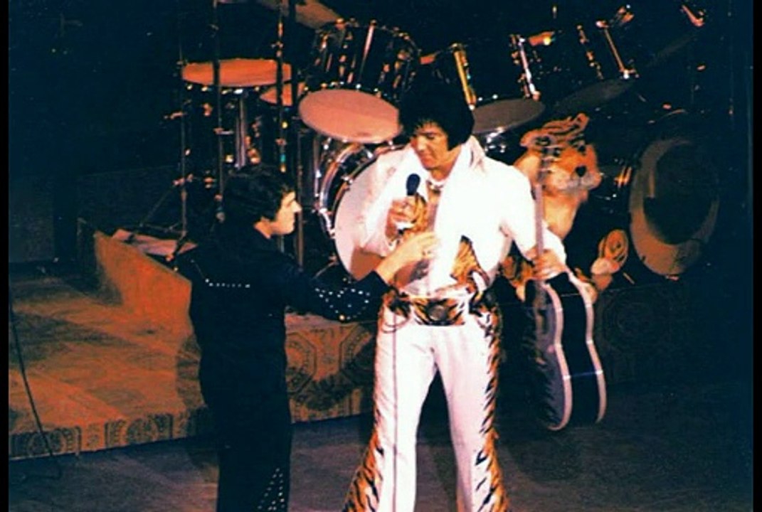 Elvis Presley Are You Lonsome Tonight Laughing Version Elvis Live ...
