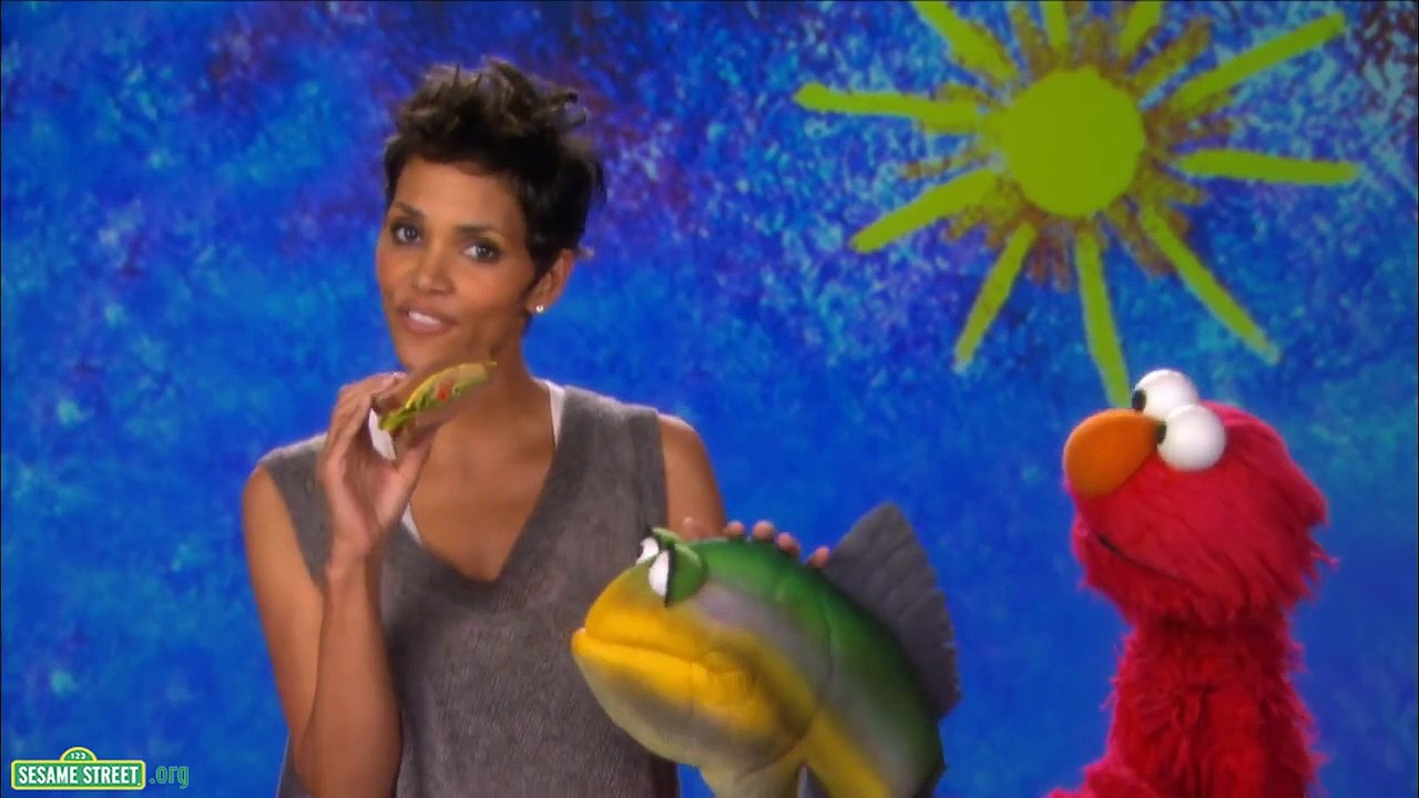 Sesame Street: Halle Berry and Elmo Nibble - Dailymotion Video