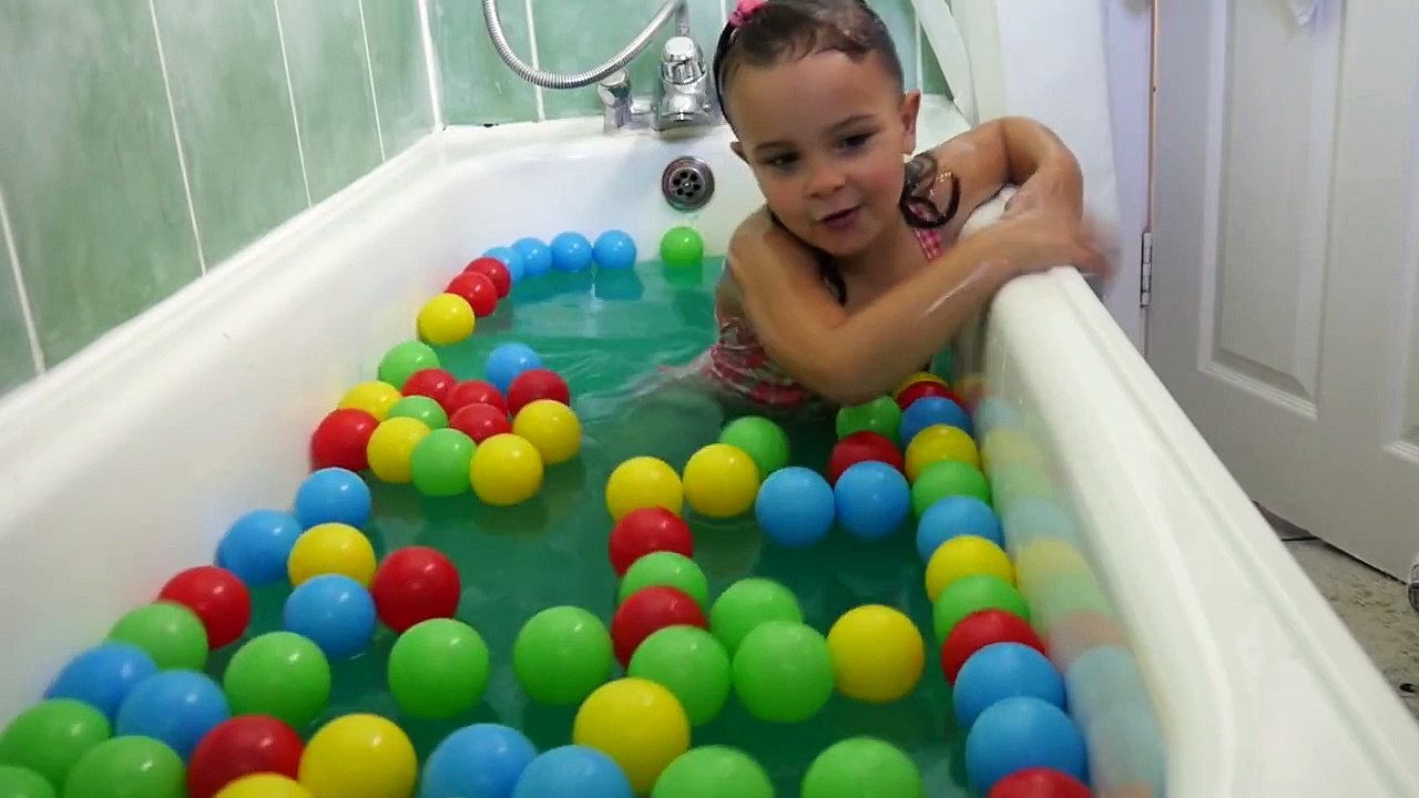 Giant SLIME BATH Gooey Pool With SLIME BAFF and ball pit balls ...
