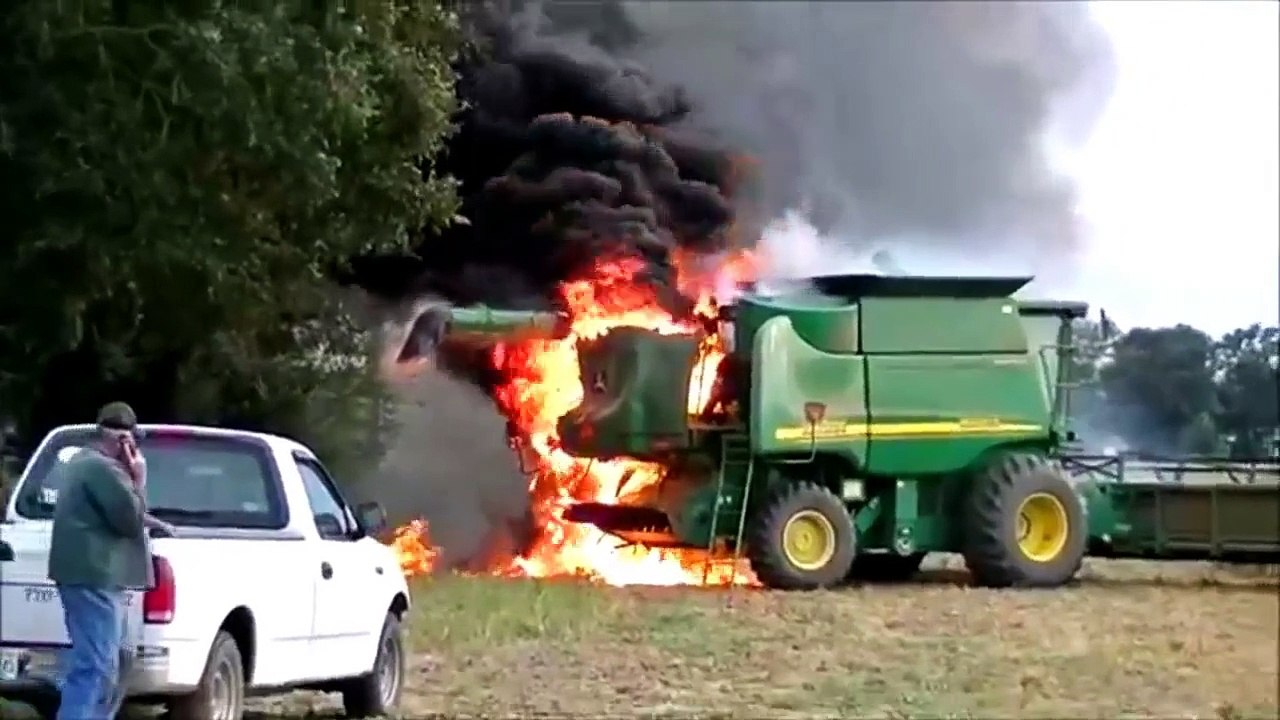 biggest john deere tractor combine on fire, tractor fire new ...