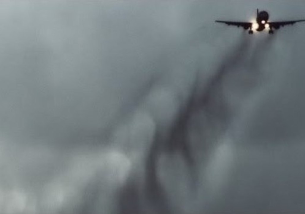 Photographer Shows Up Wingtip Vortices of Landing Planes - video ...