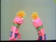 Sesame Street - Zoe demonstrates "same" and "different" - video Dailymotion