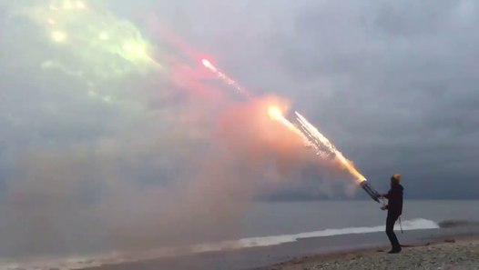 Lanceur de feux d'artifice surpuissant - 1000 à la minute - Vidéo ...