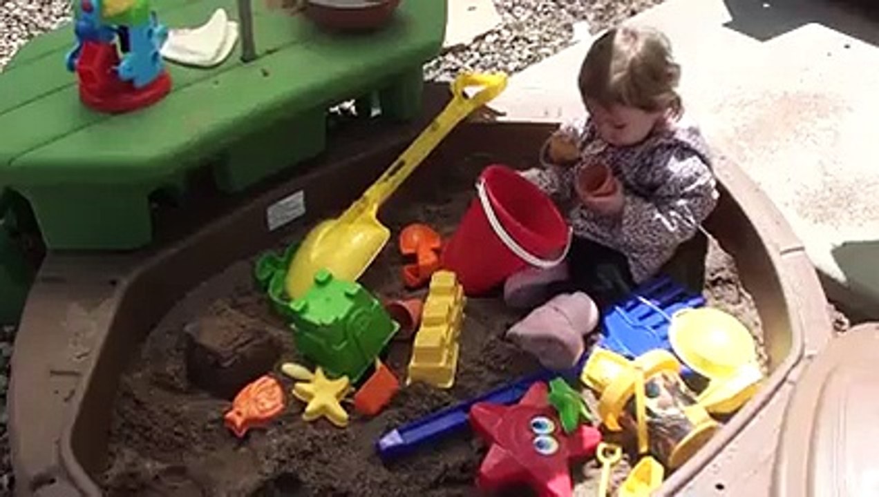 baby digs in the sand - video Dailymotion