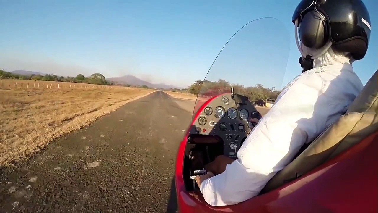 Gyrocopter Girl Flying & Landings Costa Rica MRFC TM MR 2014 - video ...
