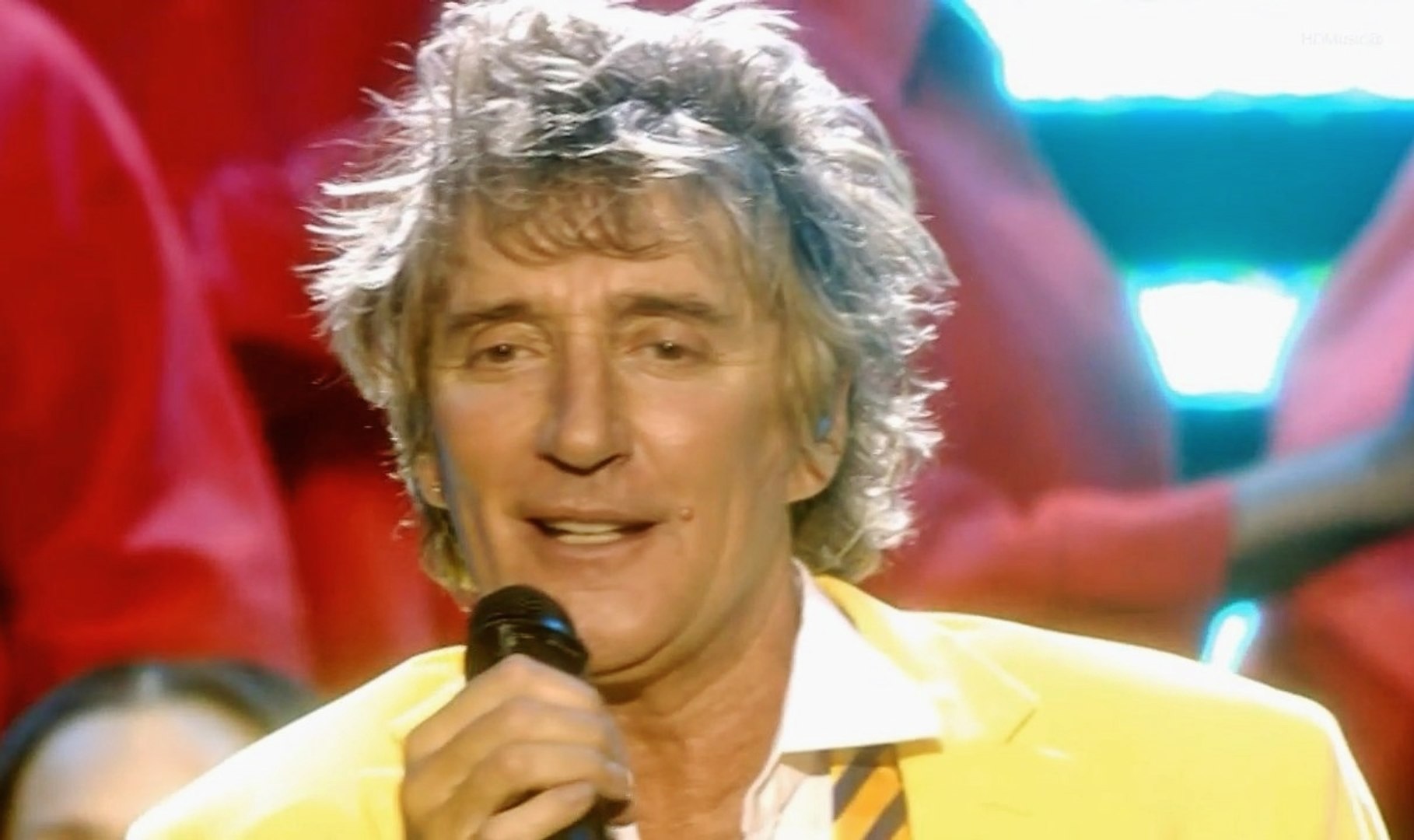 Rod Stewart's iconic "Sailing" performance at the Royal Albert Hall ...