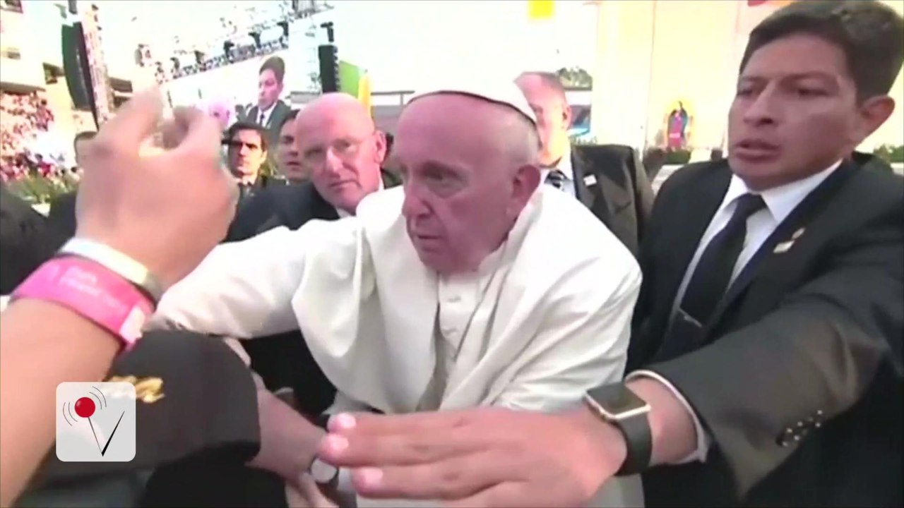 Pope Gets Angry At Fan Who Grabbed and Pulled Him - video Dailymotion