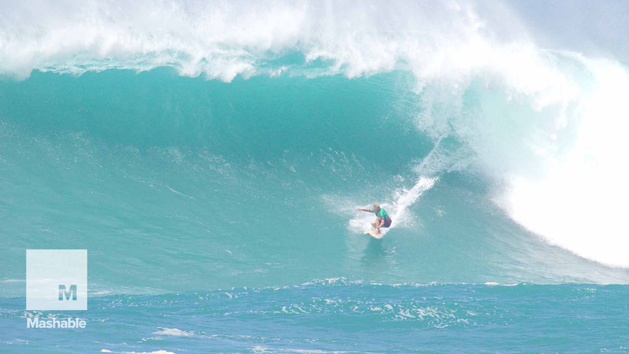 Surfer conquers 60-foot waves to win $75,000 - video Dailymotion