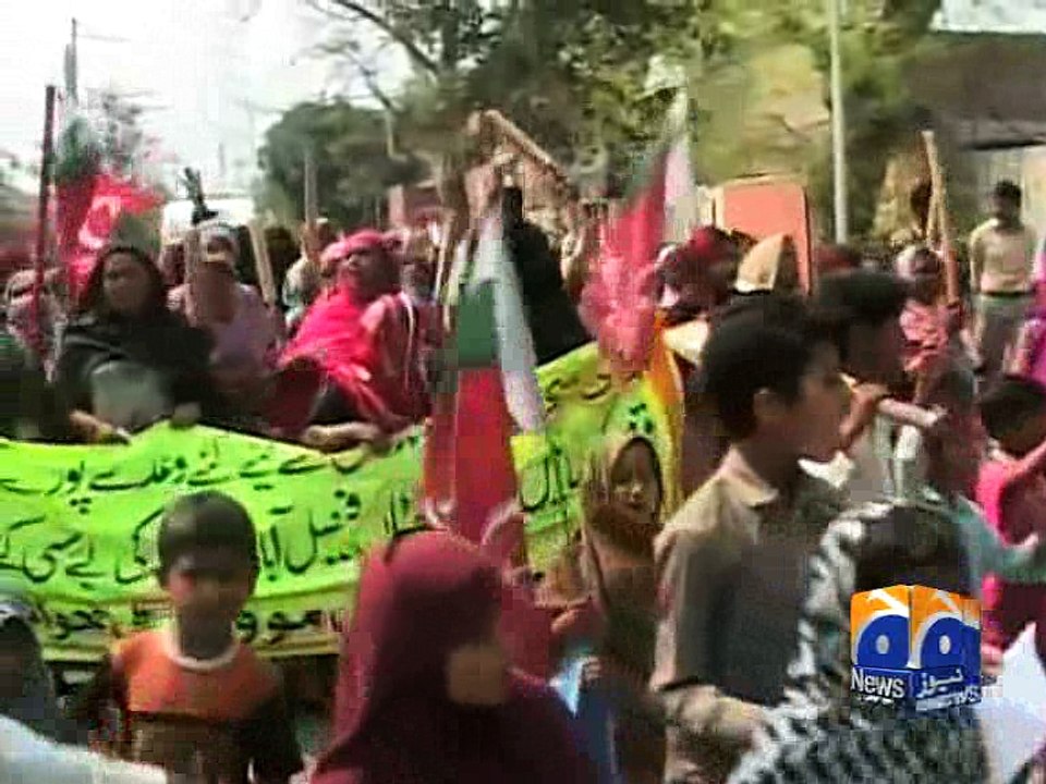 Armed with sticks power loom workers protest in Faisalabad - video ...