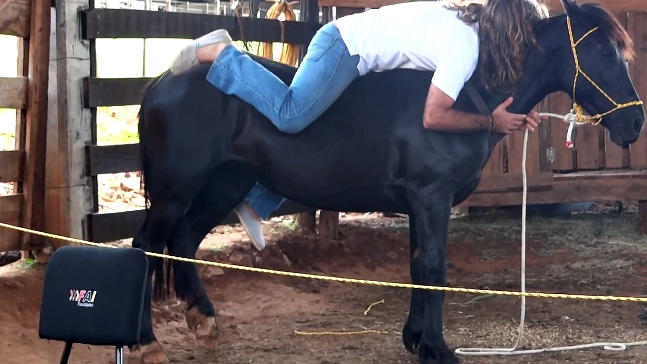 El Domador de Caballos Martin Ochoteco domando cavalo em Itapiranga SC ...