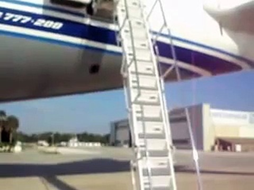 Boeing 777 Aft Air Stair Deploy - video Dailymotion