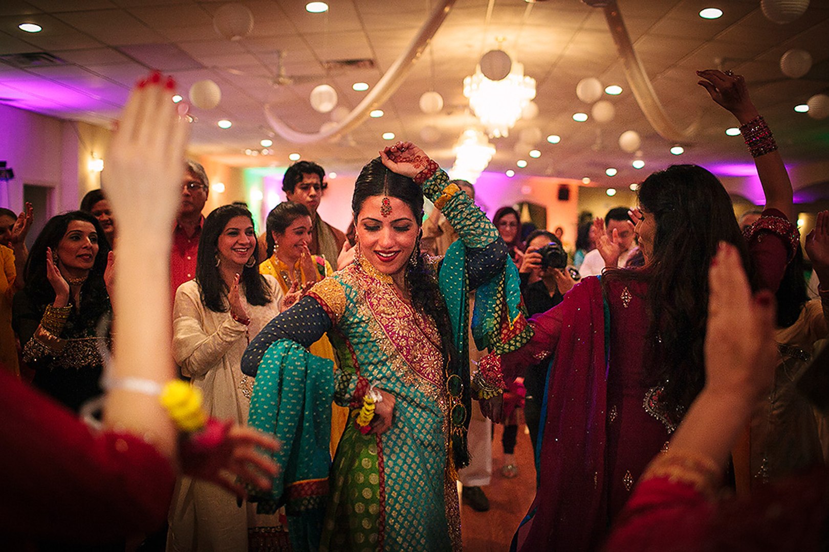 Best Mehndi Dance In Pakistan Crushing Mehndi Outfits We Want To Steal