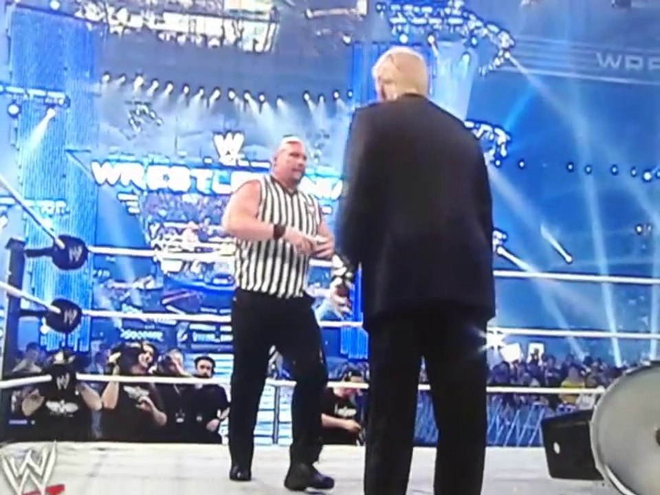 Stone Cold Steve Austin gives Donald Trump a Stunner - video Dailymotion
