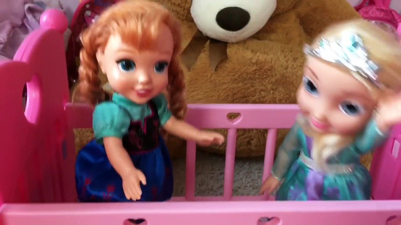 Don't Touch The Toilet! Elsa & Anna Toddlers Bedtime Brushing Teeth ...