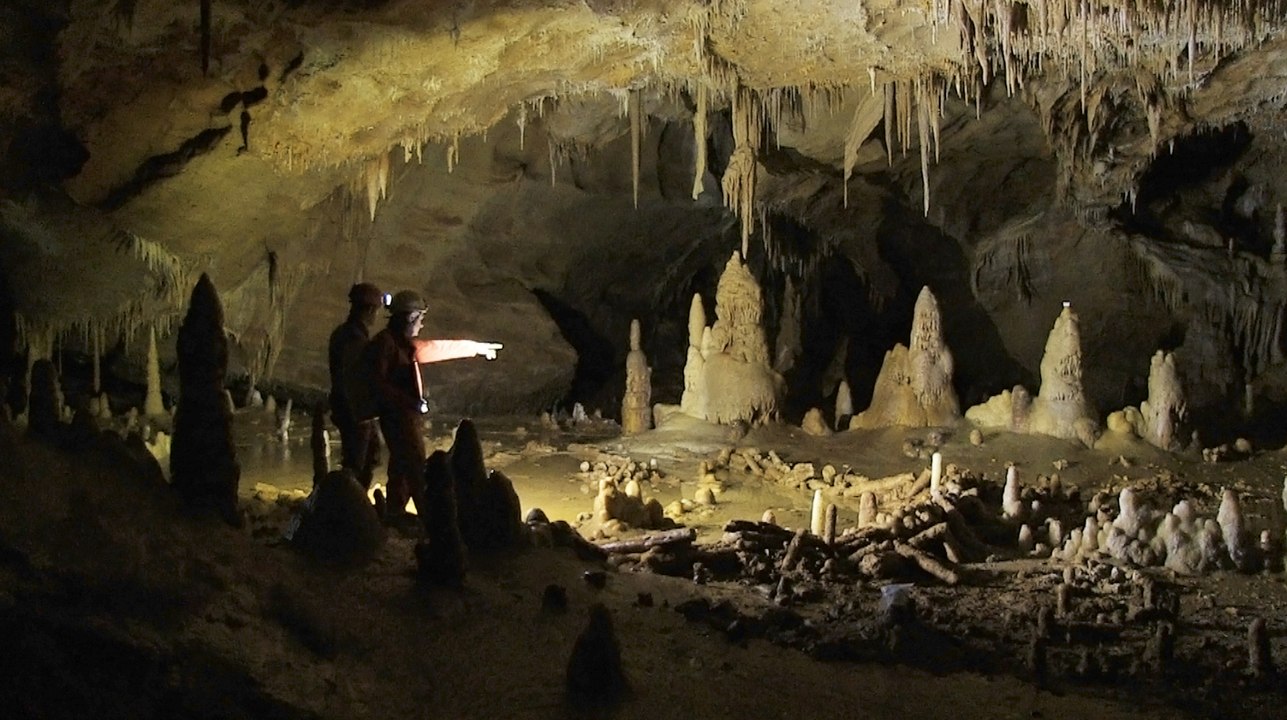 Cave Structures Shed New Light on Neanderthals - Vidéo Dailymotion