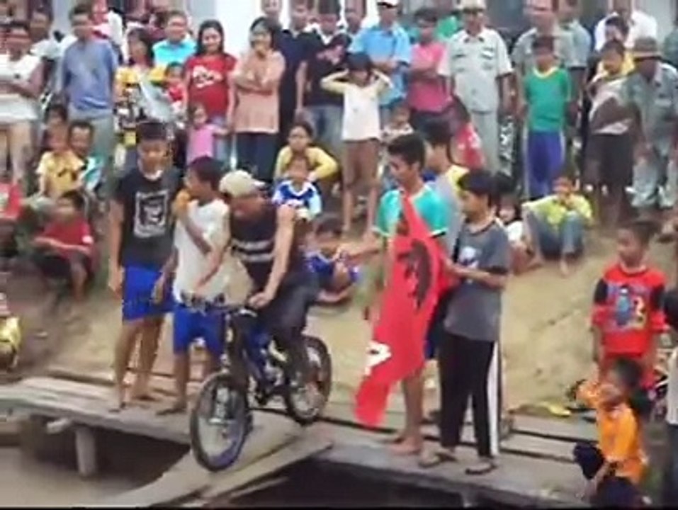 video bokep lucu 17 agustusan - video Dailymotion