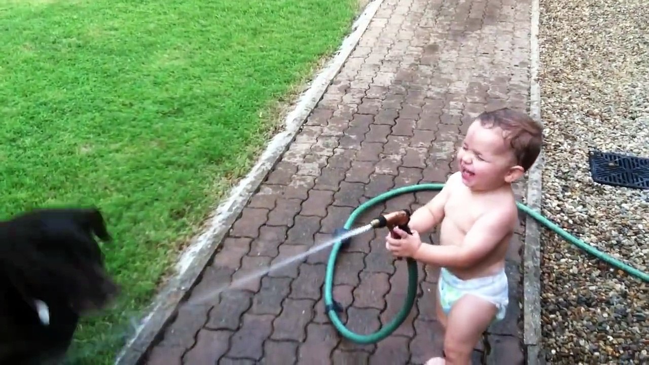 Quand chien a soif, bébé arrose! - Vidéo Dailymotion
