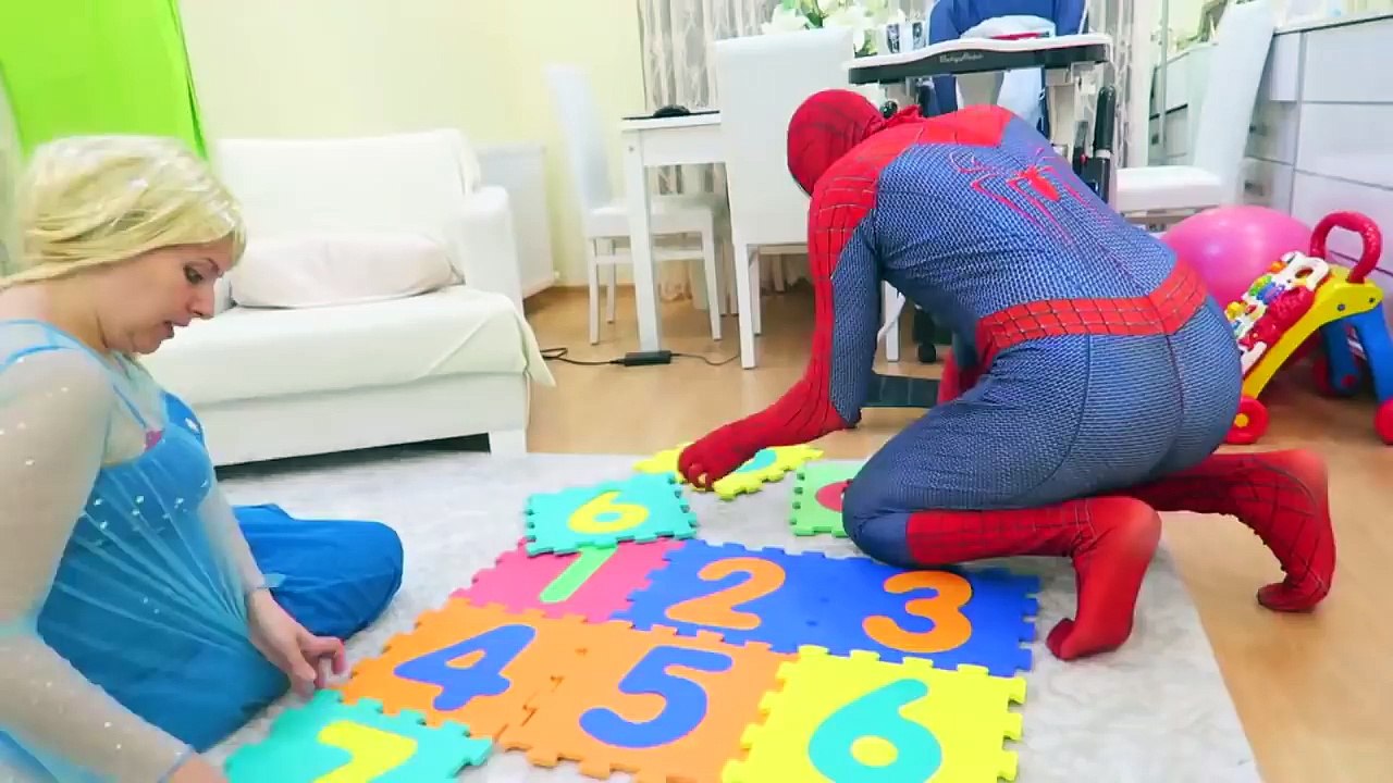 PREGNANT Frozen Elsa VOMIT RAINBOW COLORED BALLS w/ SPIDERMAN MINNIE ...