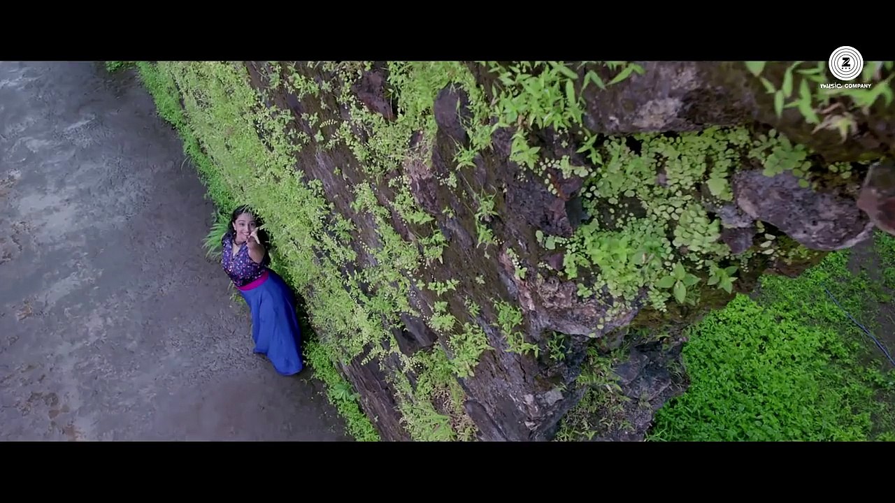 JARA JARA VIDEO SONG – Ti Saddhya Kay Karte – Abhinay Berde, Arya ...