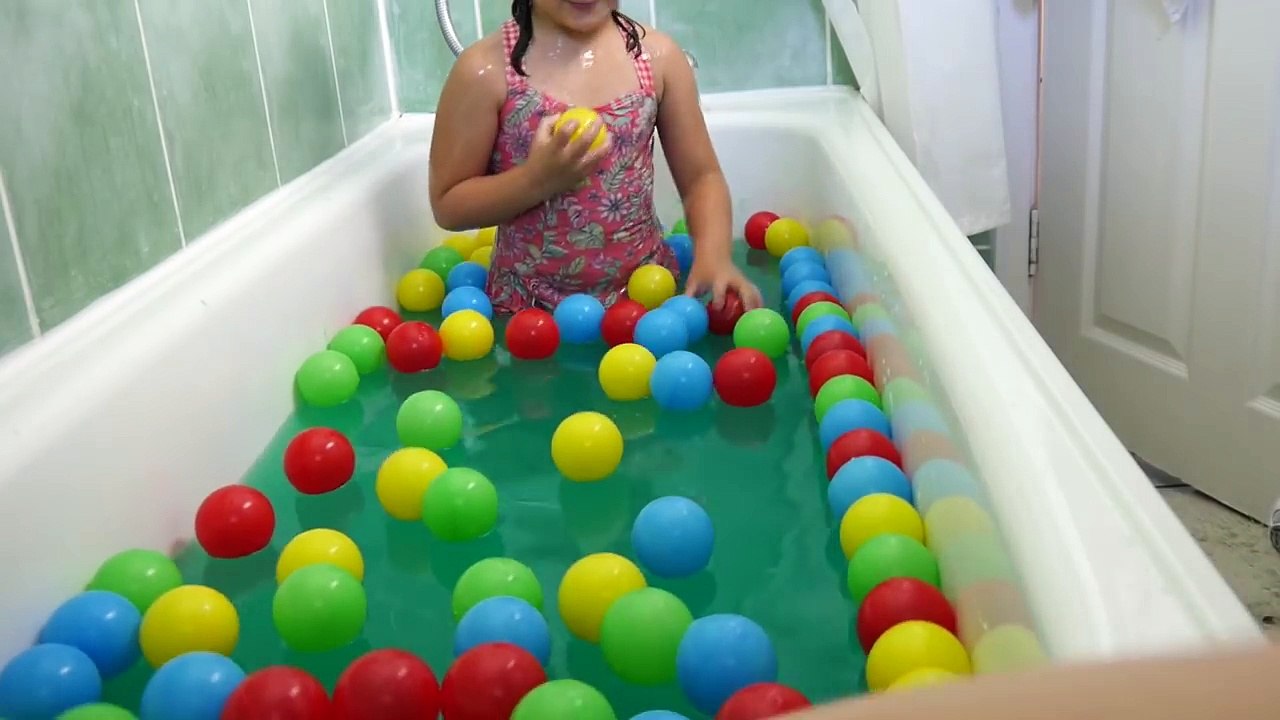 Giant SLIME BATH Gooey Pool With SLIME BAFF and ball pit balls - Vidéo ...