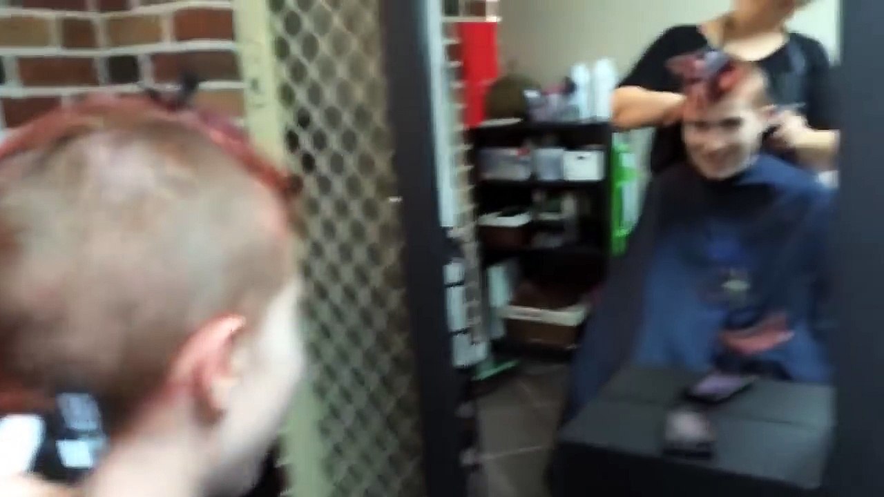 Girl gets a chelsea cut for World`s Greatest Shave-o8Wd0E1tjU0 - video ...