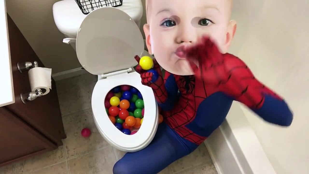 CRYING BABY SPIDERMAN POOPS EVERYWHERE! w/ Crying Hulk Baby & Poo ...