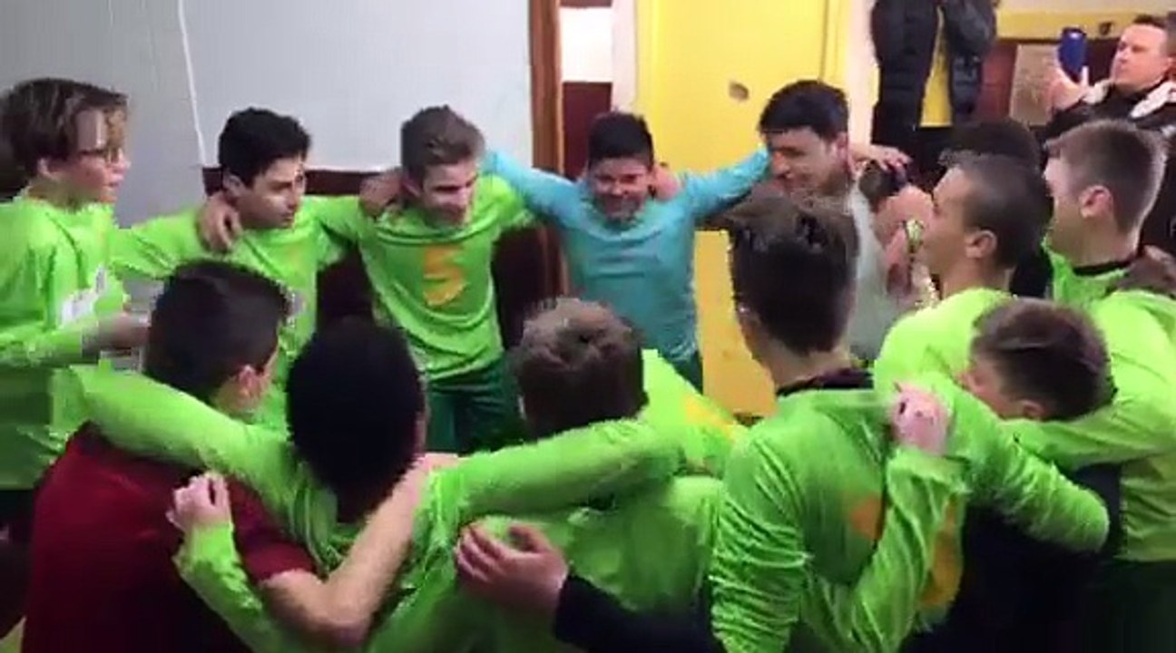 Cri de guerre après la victoire 3-0 contre le JS Moliens le 25/03/2017 ...