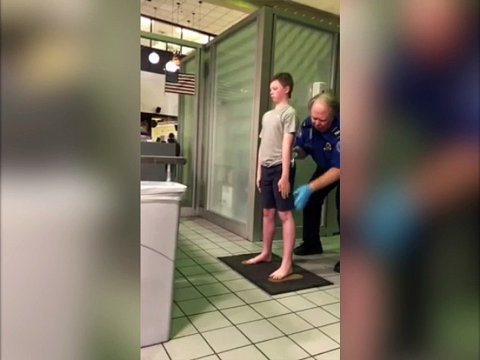 Un jeune garçon subit une fouille assez poussée ! - Vidéo Dailymotion