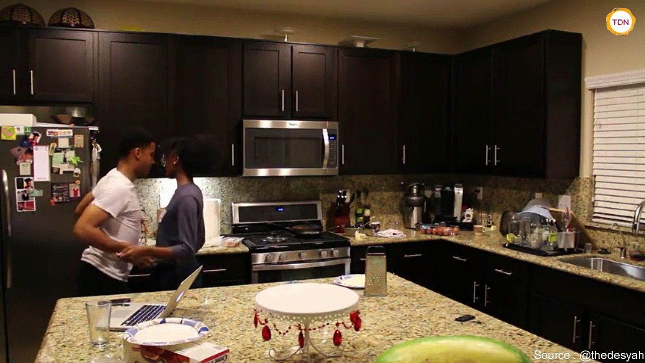 Il filme sa petite amie en cachette pendant qu’elle danse dans la ...