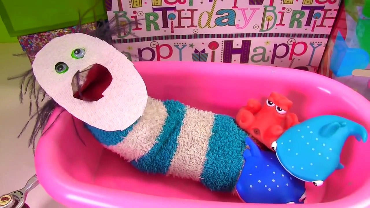 Fizzy Opens Birthday Presents, Takes a Bath & Gets a New Look _ Fizzy ...