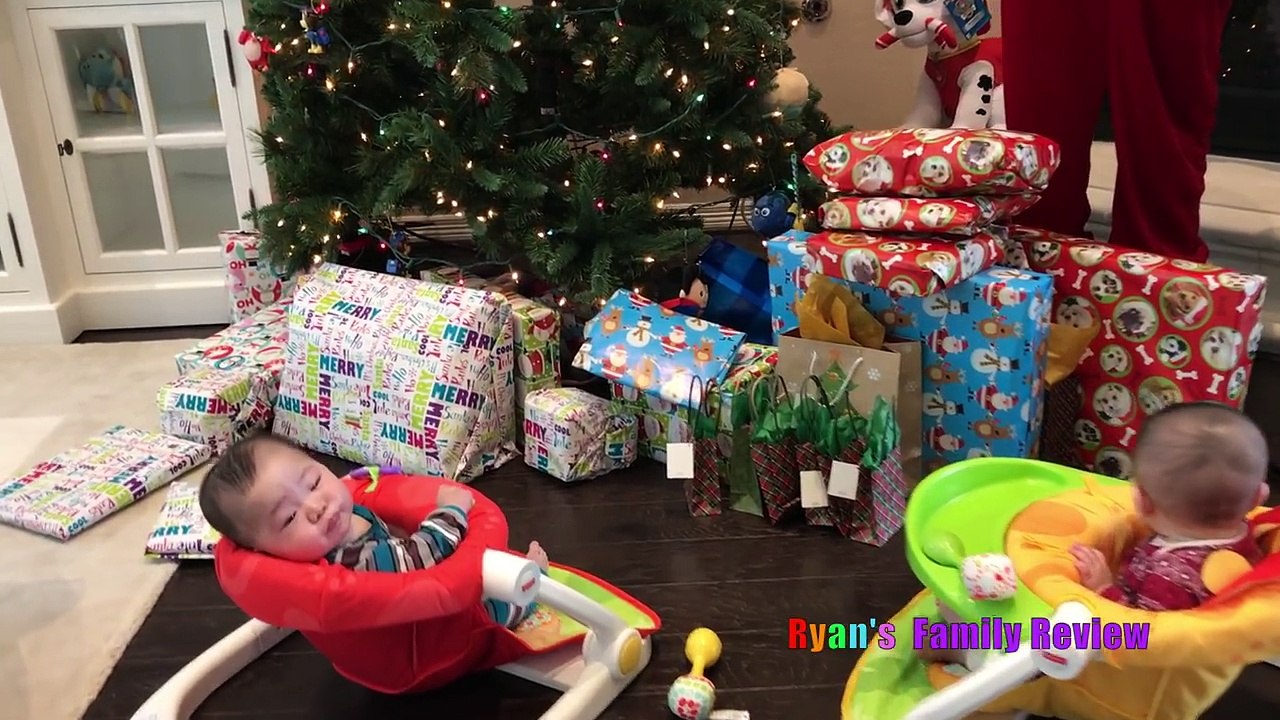 Twins Baby's First Christmas Morning 2016 Family Fun Games Ryan's ...