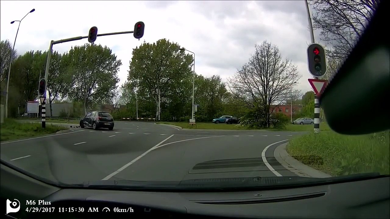 Cette voiture fait des tonneaux sur la route après son accident ...