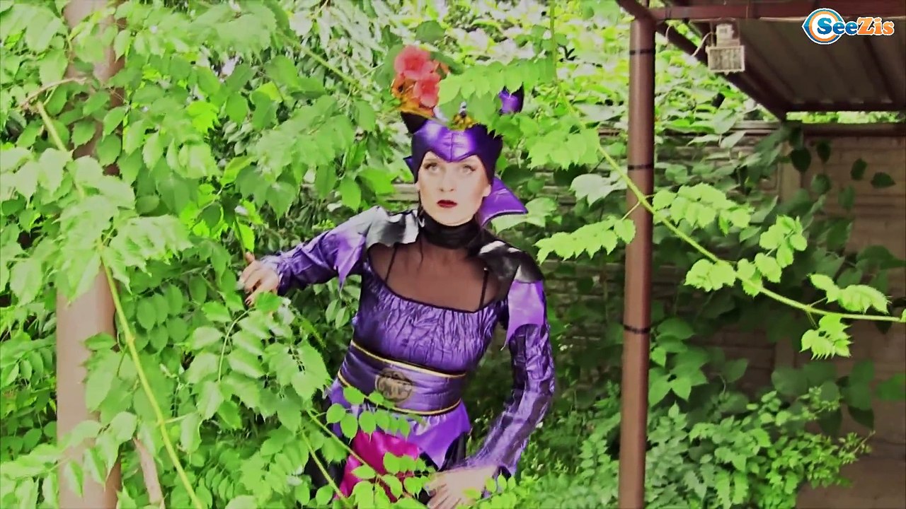 Frozen Elsa & SMELLY POOP FART!! w/ Spiderman vs Frozen Elsa Superhero ...