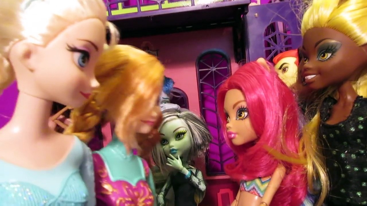 Frozens Elsa and Anna Get Beat TF Up At Monster High (rated pg13) Joker ...